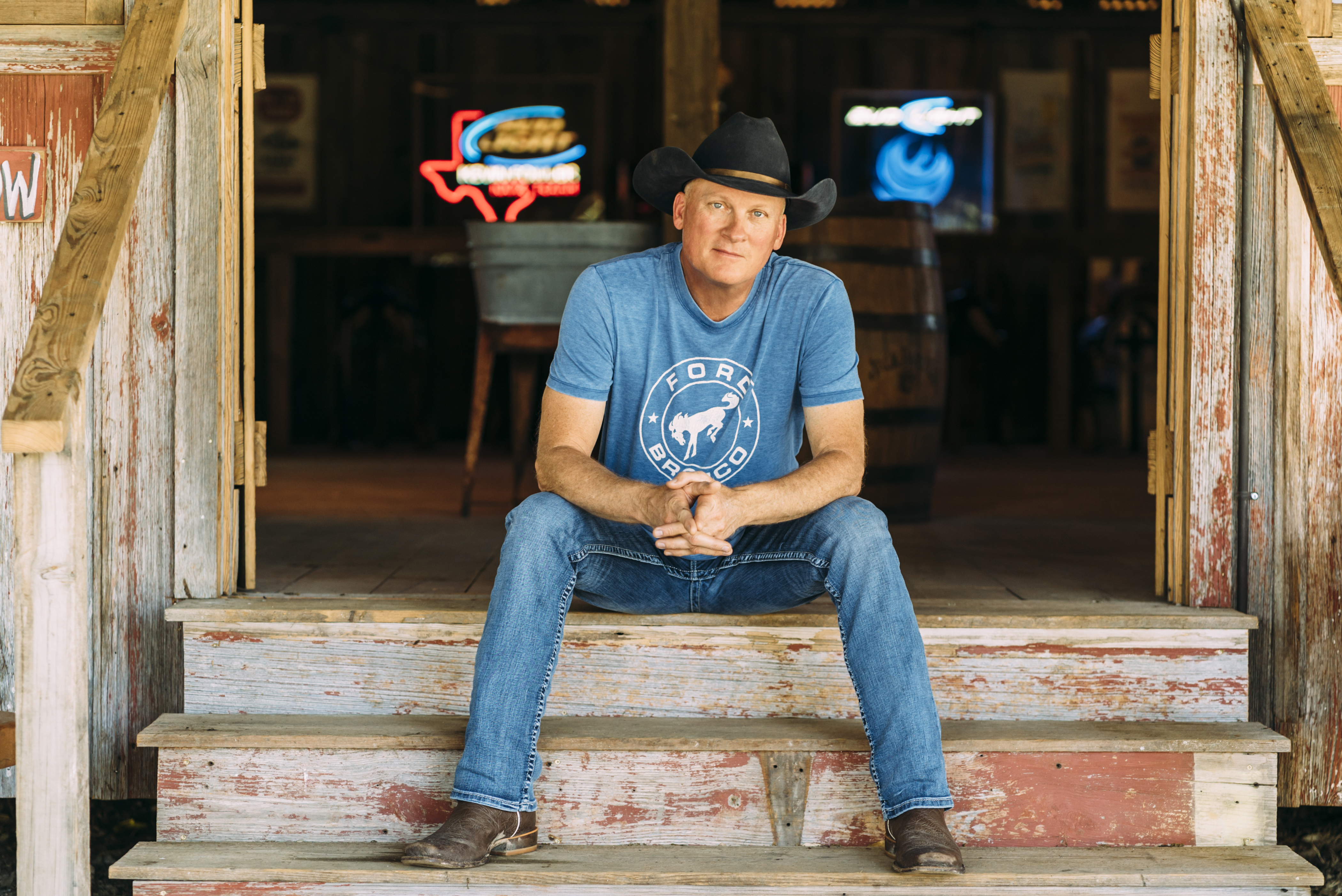 “Barstool Stories;” The Kevin Fowler Story (So Far) – Pro Country