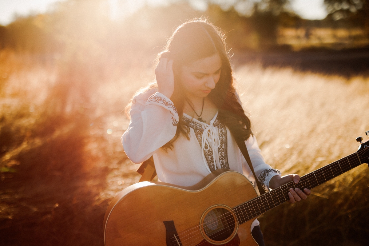 Marcy Grace Fearlessly Steps Out of the Box to Serve the Song – Pro Country