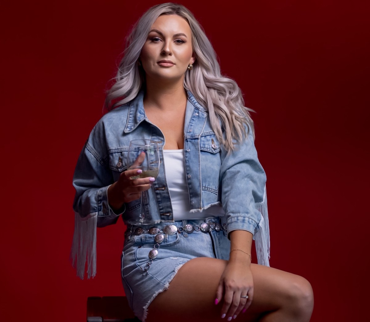 Taylor Sweely Debuts Herself with 90s-Inspired, Good-Timing Single ...