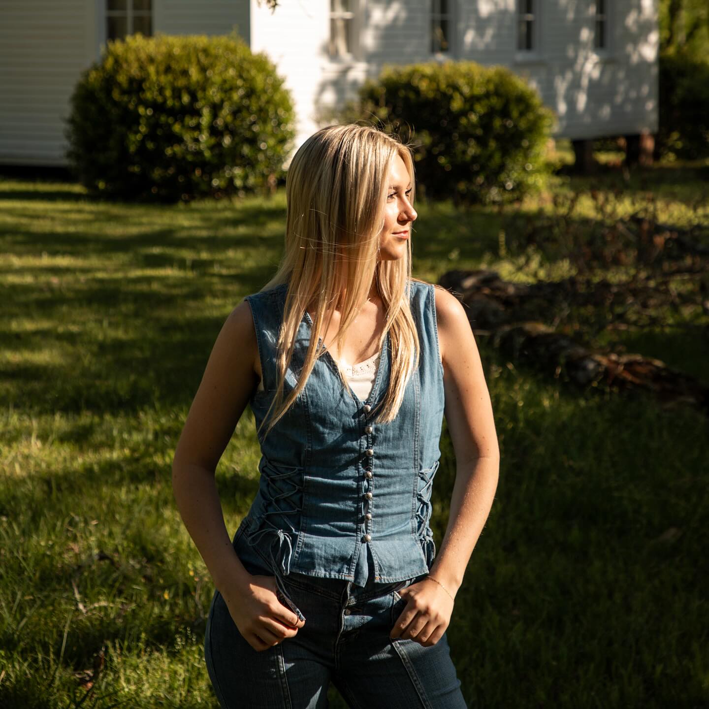 Emmy Moyen Prepares to Debut Herself with “Prayer Requests” – Pro Country